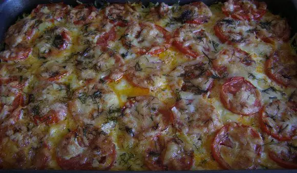 Kaserol dari zucchini dengan daging cincang, tomato, keju dan dill