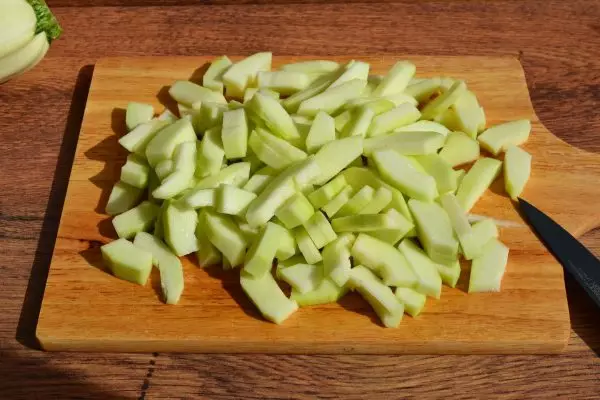 कटिंग बोर्ड वर sliced ​​zucchini स्लाइस