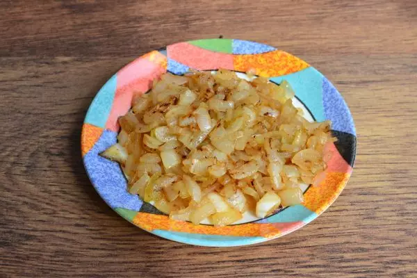 Cipolle arrostite su un piatto