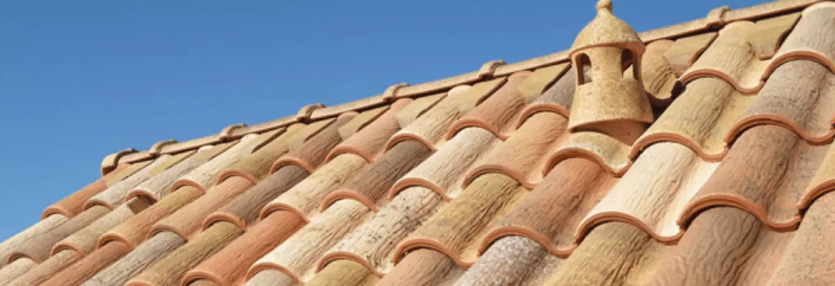 Ceramic roof sakop na may ceramic tile.
