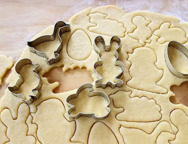 Préparation de biscuits avec des formes de silhouette en métal