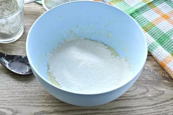 Farine de blé trop sucred dans un bol avec un mélange d'ingrédients pour les biscuits dans une poêle à frire