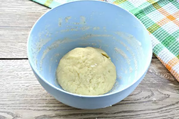 Ballon de pâte pour les biscuits dans un bol