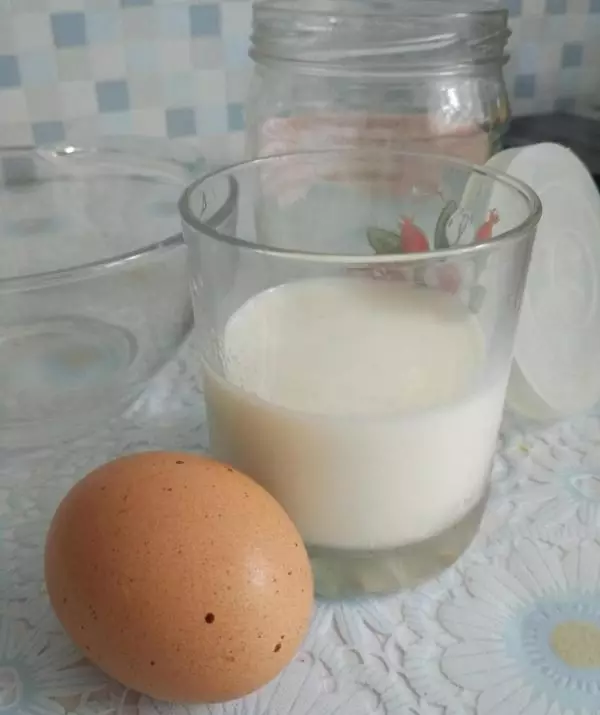 Cynhyrchion omelet mewn jar ar y bwrdd