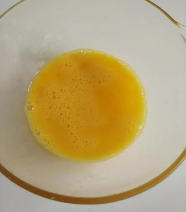 Шлаг јајце во стаклена чинија