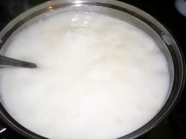 Melk og sukker i en kasserolle