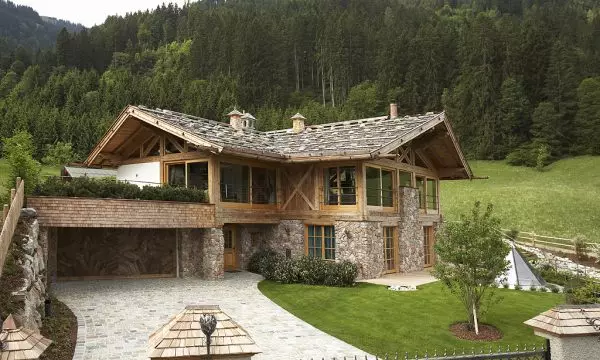Alpine hus med kontrastfinish