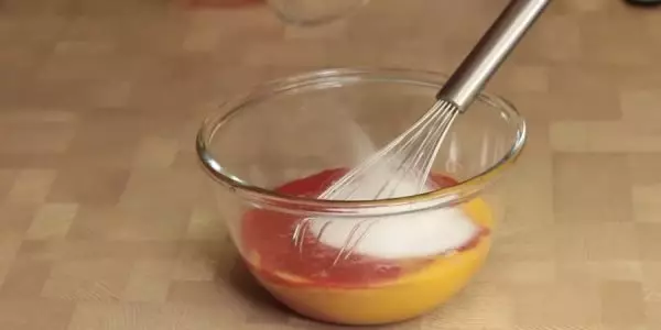 Sheqer, yolks vezë dhe pure berry