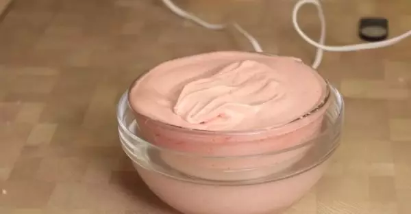 Fogott fagylalt egy tányérban