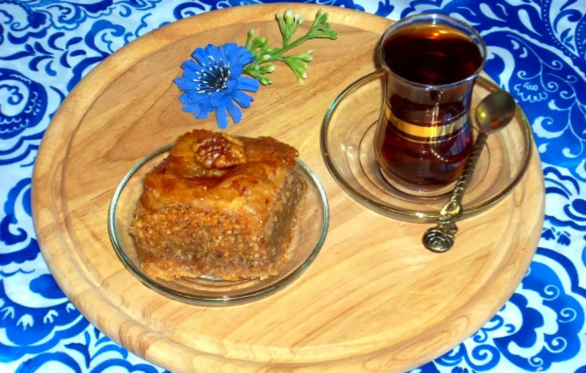 Gói Pakhlava và trà