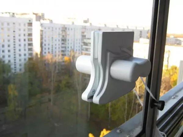 Magnetický kartáč s kabelem na okně