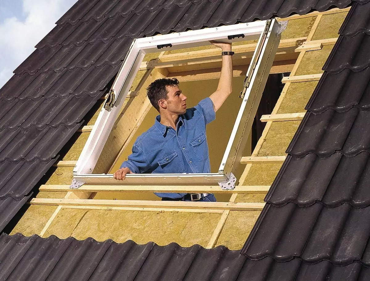 Instalarea ferestrelor mansardelor, inclusiv Do-It-Yourself, precum și caracteristicile instalării în acoperișul deja finisat