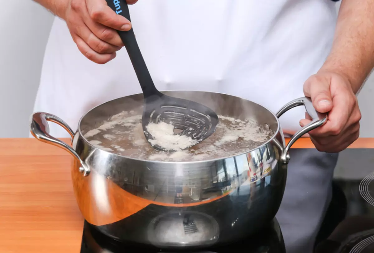 Hvorfor fjerne skummet, når du laver kød - hvad er det og hvorfor det er dannet i bouillon