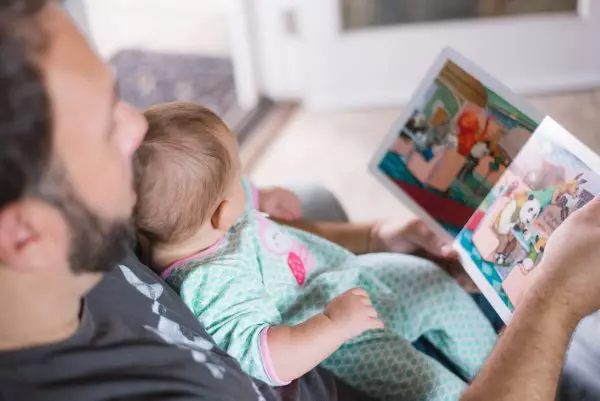 Tėvas skaito kūdikių knygą