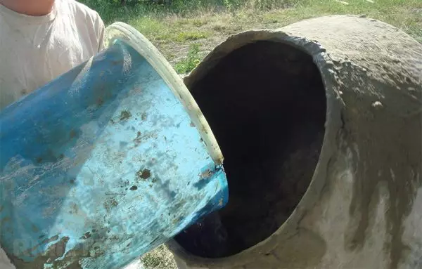 Derramando água no misturador de concreto