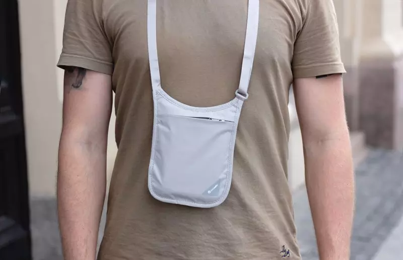 Wallets on the neck: New Trend Male Fashion, photo