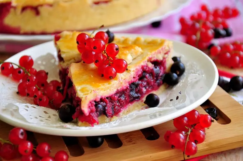 Berries सह उन्हाळा pies: फोटो आणि व्हिडिओंसह चरण-दर-चरण पाककृती