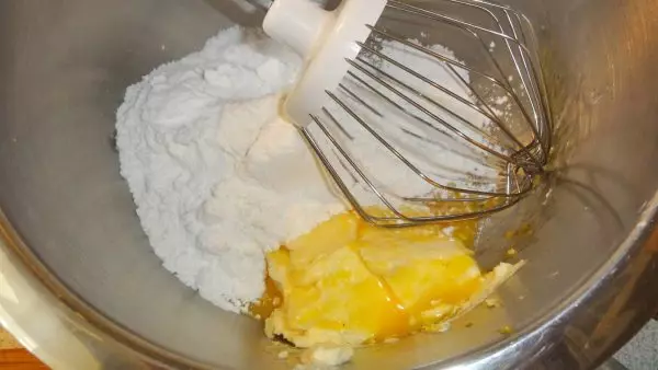 Mentega dengan tepung, serbuk penaik dan telur