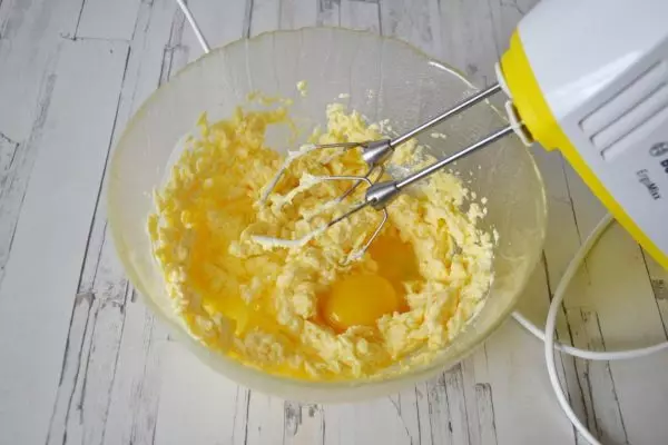 Engadindo a masa de azucre de aceite de ovos