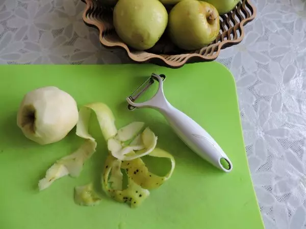 Почистване на ябълка