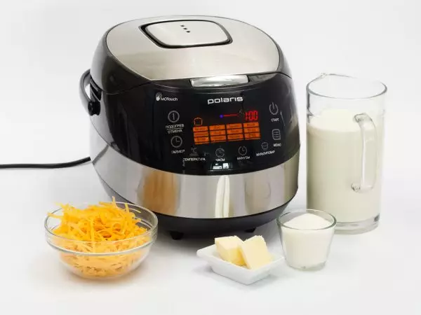 Multicooker a produkty pro přípravu mléčné polévky na stole