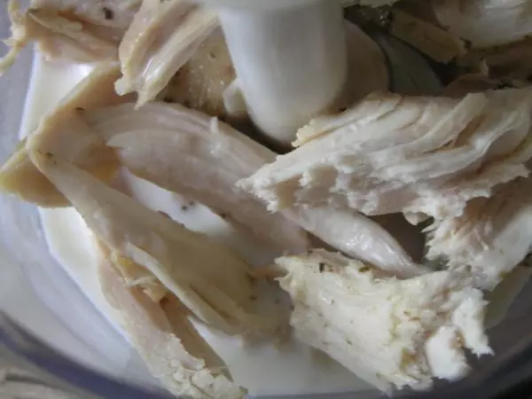 قطعات پستان مرغ پستان پستان در یک کاسه مخلوط کن