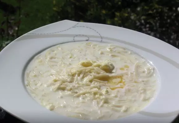 ブルミセル、卵、部分プレートのバターのミルクスープ
