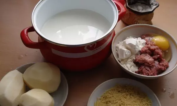 टेबलवर वर्मीस्केलिन आणि मीटबॉल्ससह डेअरी सूप तयार करण्यासाठी उत्पादने
