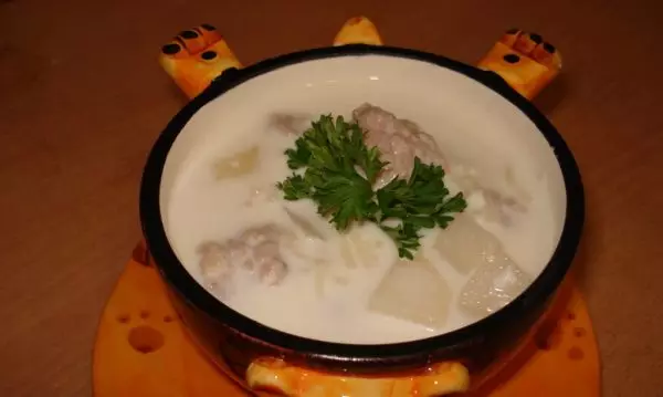 Млечна супа со вермичен и ќофтиња во оригиналната плоча во форма на животно