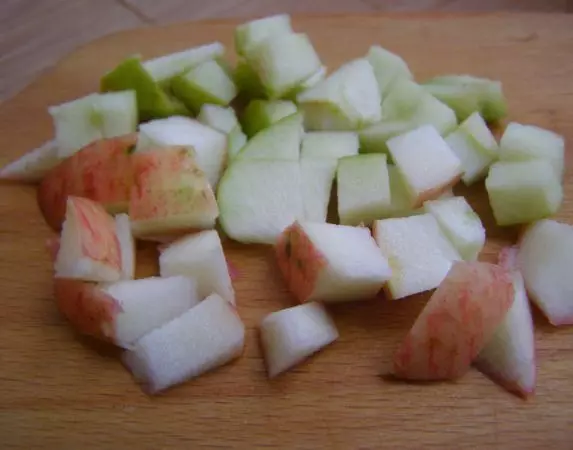 कटिंग बोर्डवर लहान क्यूब सह ताजे सफरचंद सह sliced