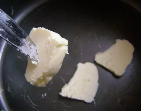 Irisan mentega dalam mangkuk multicokers