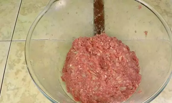 生肉碎肉與添加劑在桌上的一個玻璃碗