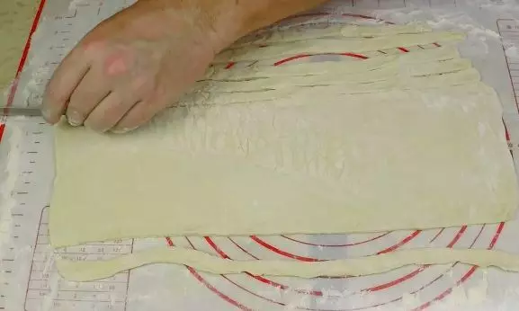 Сечење валани пукнати тесто за долги тенки ленти