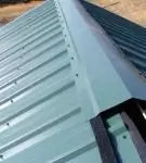 Flat rustling på taket av bølgepappen