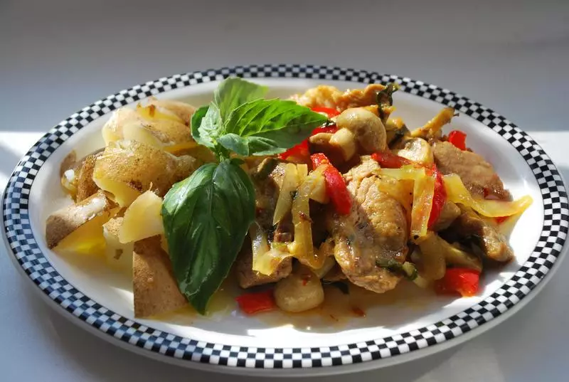 Στυλ με λαχανικά χοιρινού κρέατος σε ένα τηγάνι: Συνταγές βήμα προς βήμα με φωτογραφίες
