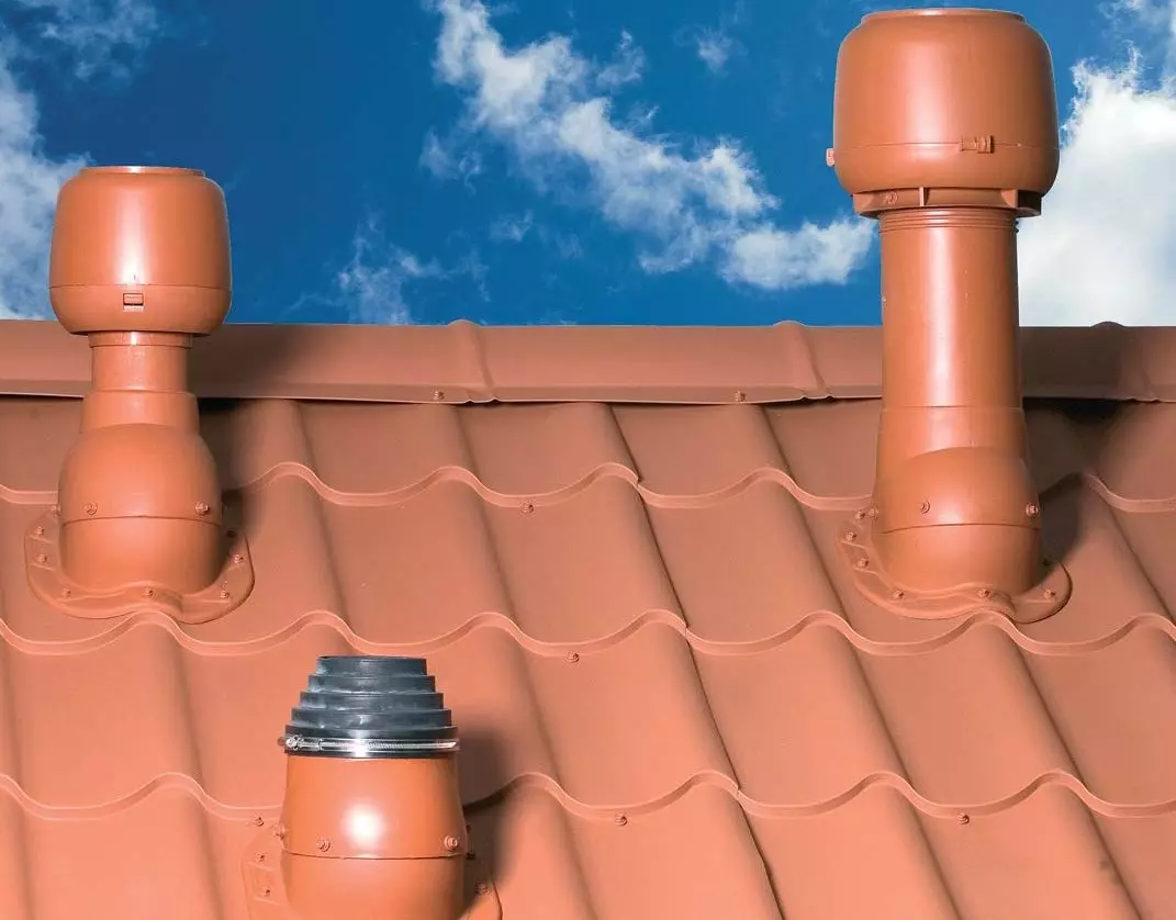 屋頂從金屬瓷磚，其元素和目的透氣，以及如何計算和組織