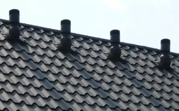 금속 타일의 지붕에있는 공기의 위치