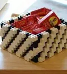 Candy i en kasse med LEGO