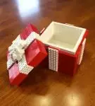 Boks af LEGO i form af gaveindpakning