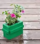 Lille blomst i en gryde af lego