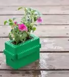 Liten blomma i en kruka med lego