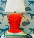 Lampe mit roter Basis von Lego