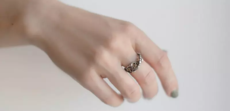Wartość pierścieni na palcach u kobiet, na której zużyte ślub