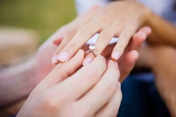 Mężczyzna stawia na pierścieniu na palec kobiecie
