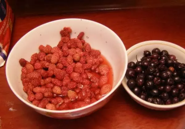 Bobice jagoda i crne ribizle u dva kapaciteta na stolu