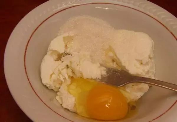 Formatge casolà, sucre: sóc un ou cru en una placa profunda amb una forquilla de metall