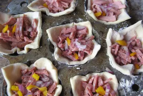 Bandymų ruošiniai su dešrelėmis, svogūnais ir varpais pipirų forma, skirta paruošti porcijos cupcakes