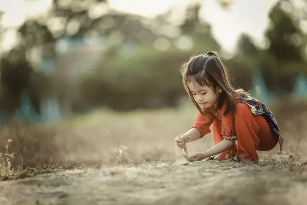 Meitene spēlēja ar smiltīm