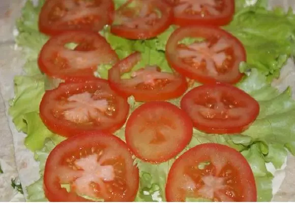 Ensalada y tomates hojas