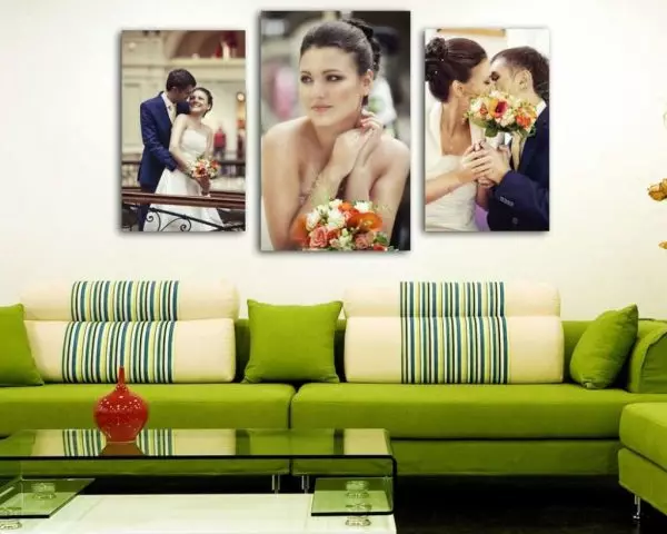 Vestuvių nuotrauka virš sofos